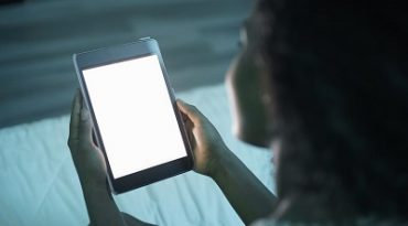 Is Reading on a Tablet Bad for Your Eyes? - Tech Junkie