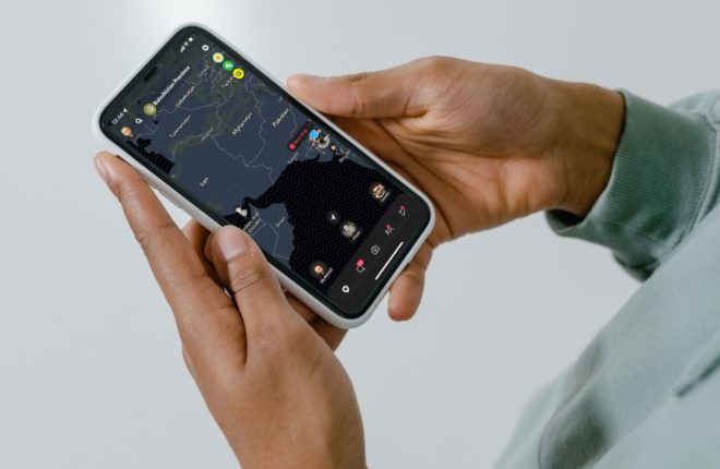 How To Make Your Bitmoji Listen to Music in Snapchat - Tech Junkie